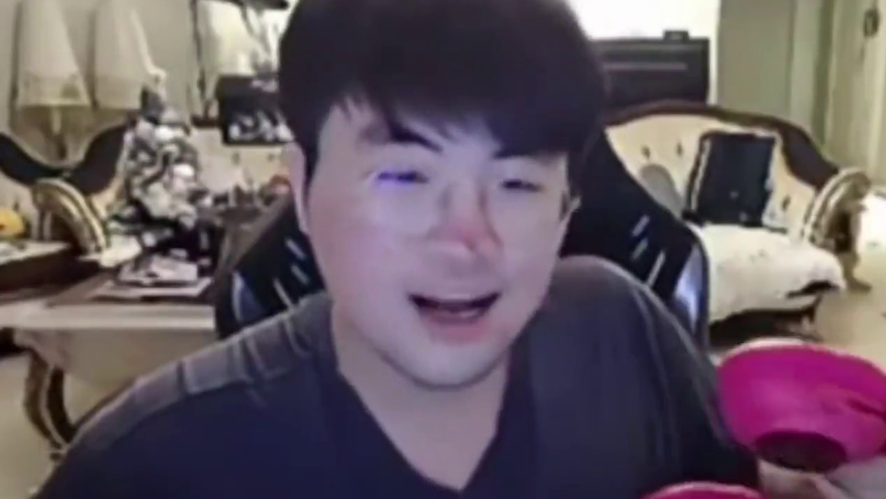 “而我已经分不清 ，你是友情还是错过的爱情…”#zz1tai姿态 #Rita #不知名召唤师_虎牙直播_huya